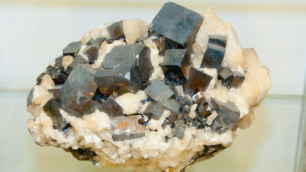 O que é a pirita: significados, propriedades e mistérios - Pedras e ...