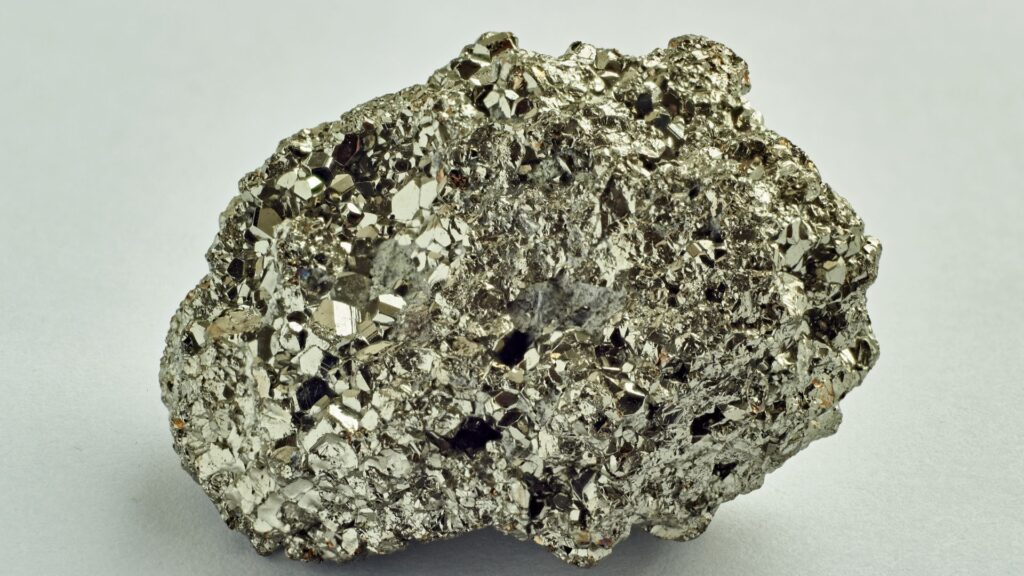 O que é a pirita: significados, propriedades e mistérios - Pedras e ...