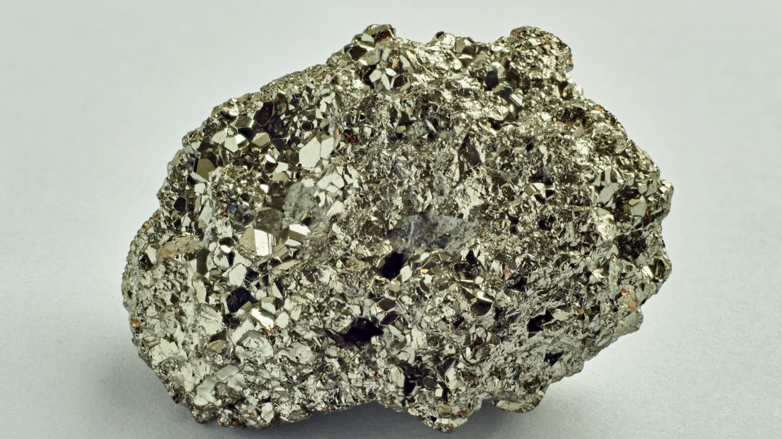 O que é a pirita: significados, propriedades e mistérios - Pedras e ...