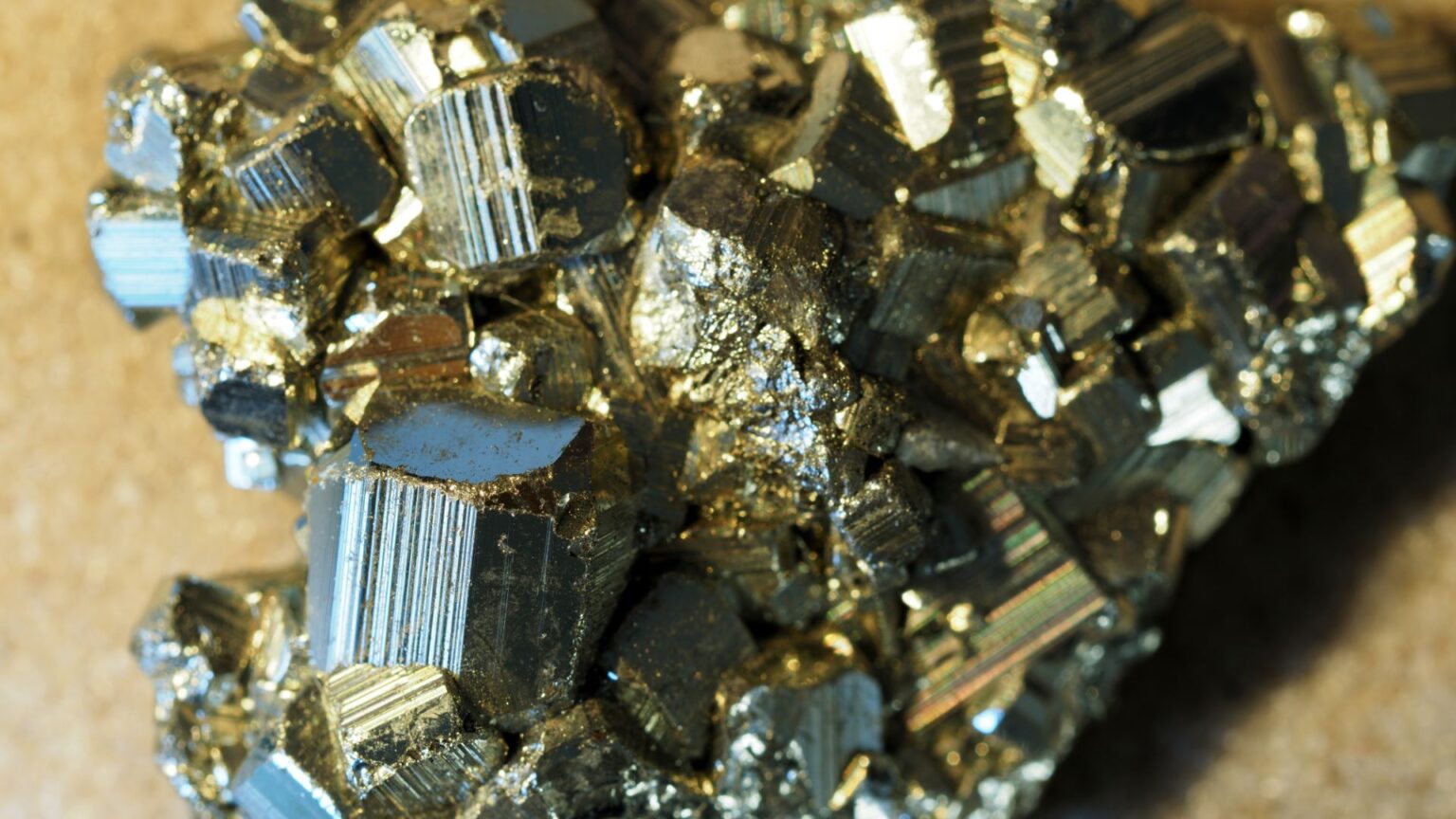 O que é a pirita: significados, propriedades e mistérios - Pedras e ...