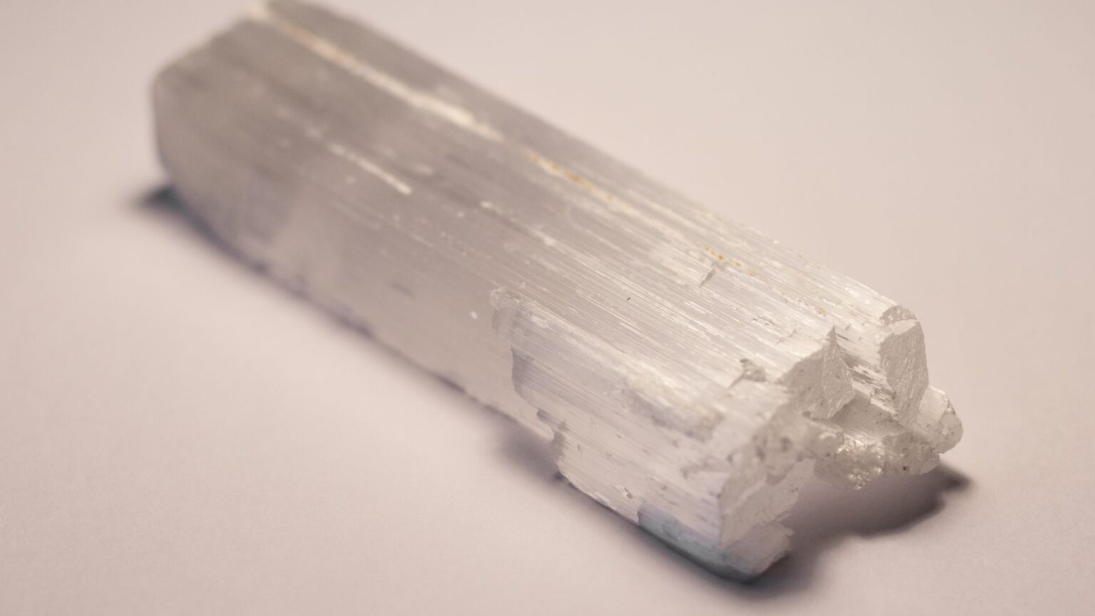 O que é a Selenita? - Pedras e Minérios News