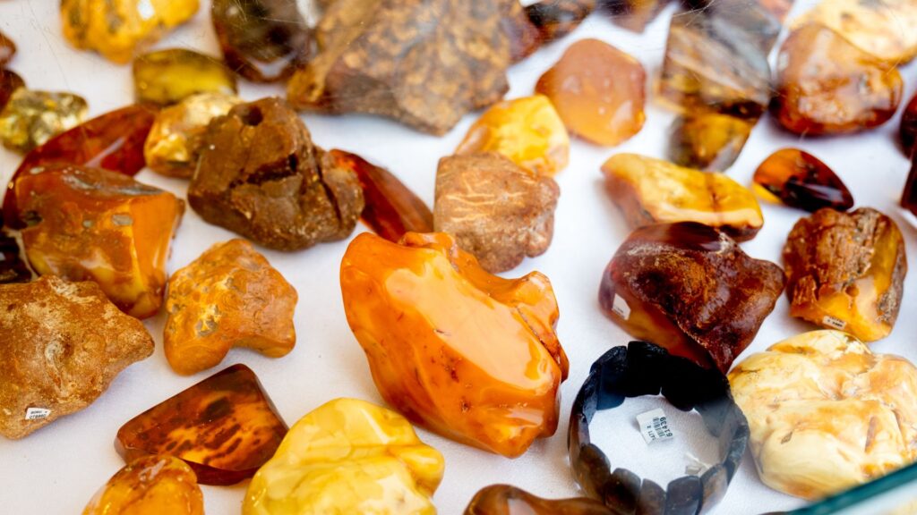 Âmbar - Tipos, Significados e Propriedades - Pedras e Minérios News