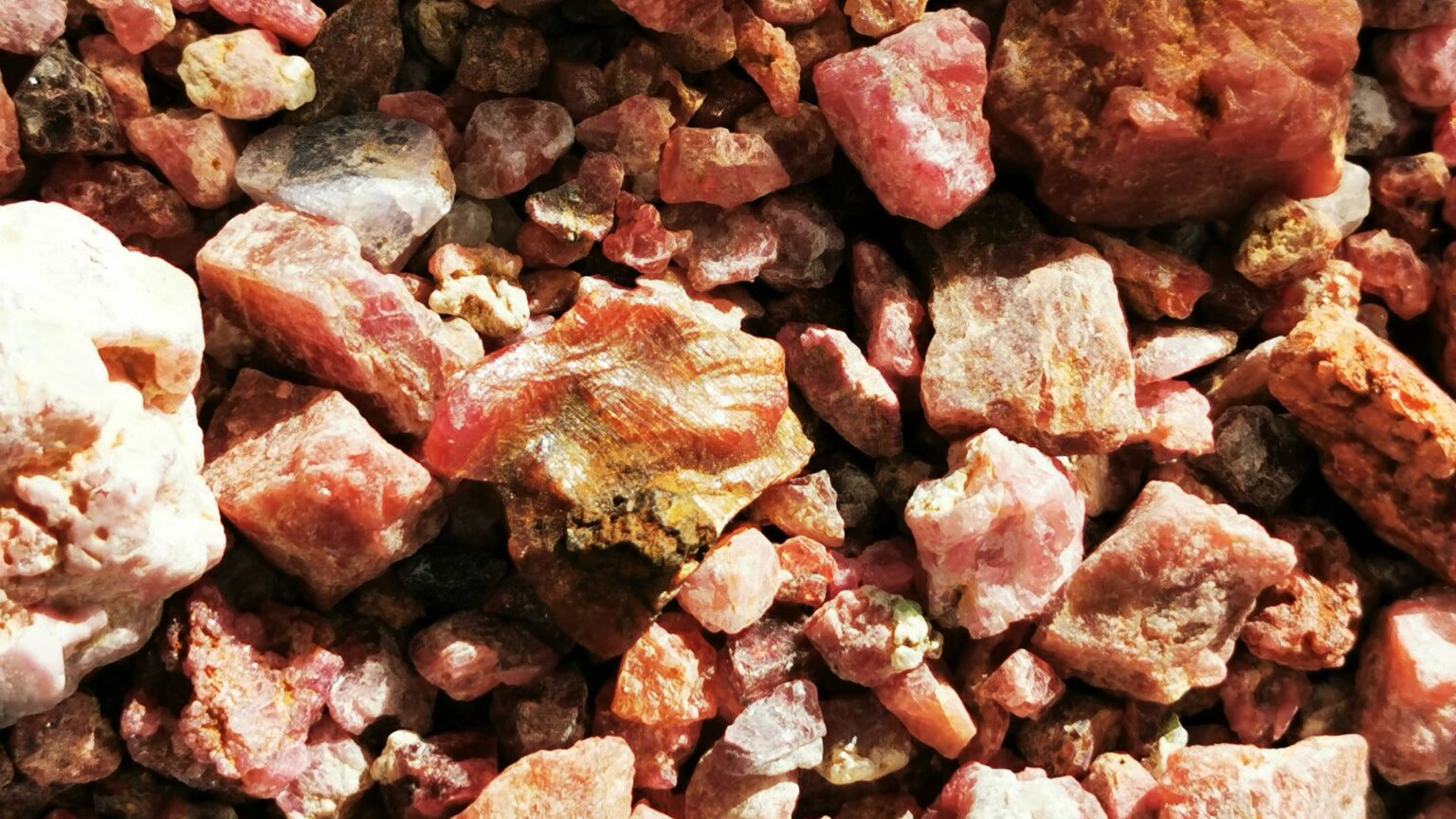 Espinélio (Espinela) - Tipos, Significados e Propriedades - Pedras e ...