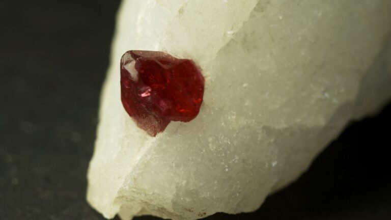 Espinélio (Espinela) - Tipos, Significados e Propriedades - Pedras e ...